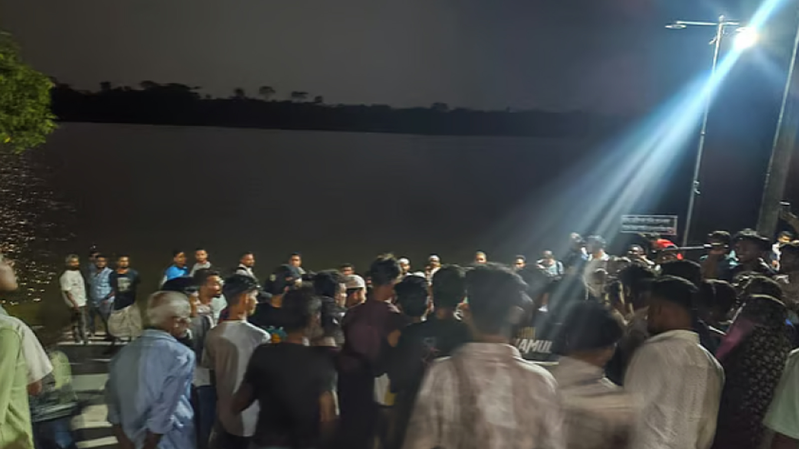 Hazrat Khan Jahan Ali Shrine Pond Crocodile | Bagerhat shrine crocodile ...